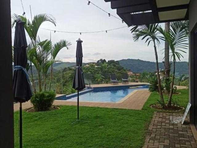 Linda chácara com vista para a represa em condomínio fechado em Igaratá SP