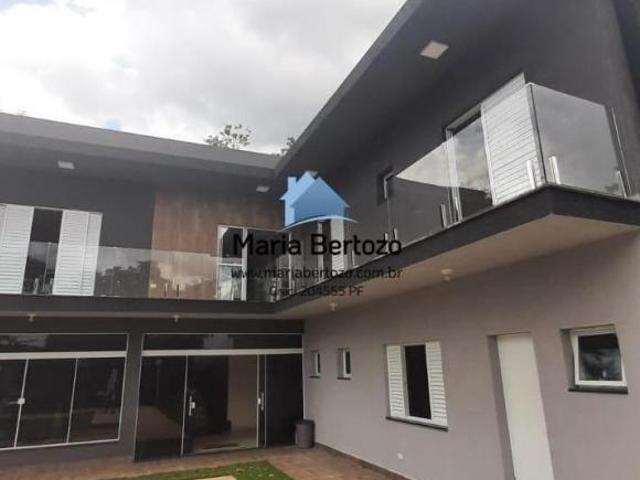 Linda chácara com vista para a represa em condomínio fechado em Igaratá SP
