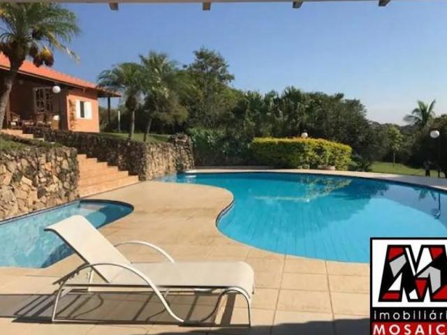 Linda Chácara com casa ampla e piscina a venda em Itupeva