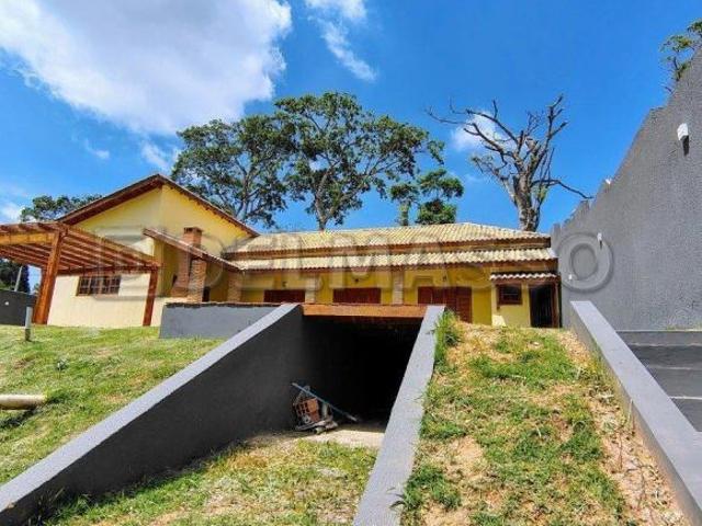 Linda chácara com lago próximo ao centro de Ibiúna!