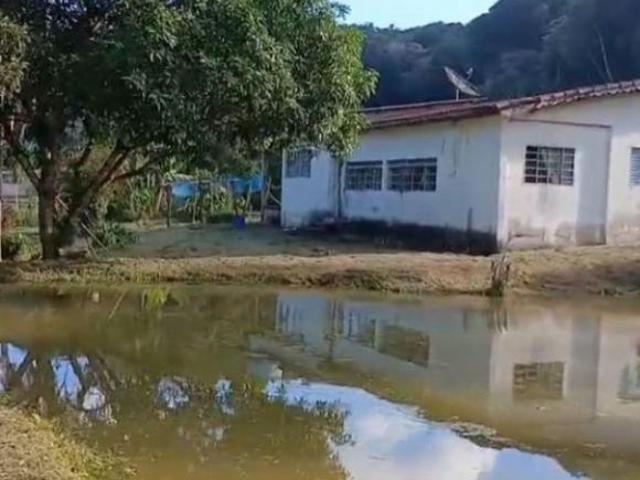 Linda chácara com lago