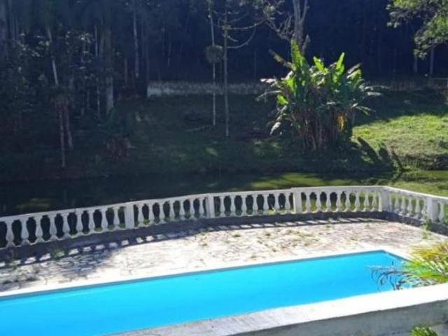 Linda chácara com piscina e lago