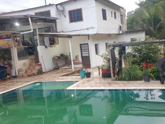 Linda chácara com piscina e lago