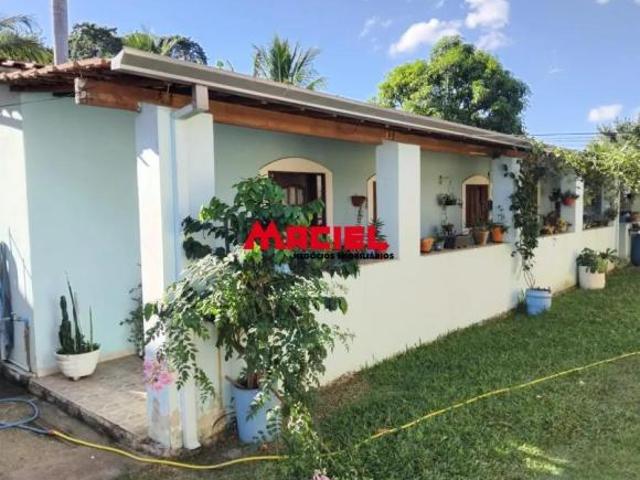 Linda chácara com piscina