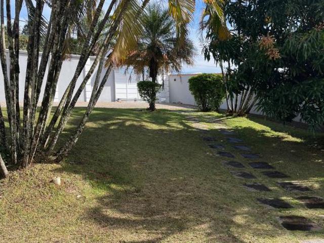 Linda chácara de alto padrão em rua sem saida no condominio Porta Do Sol