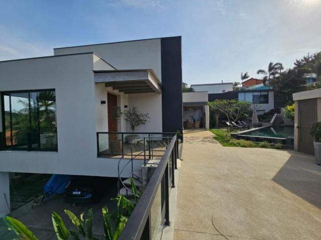 Linda chácara de condomínio com vista para a represa em Igaratá SP