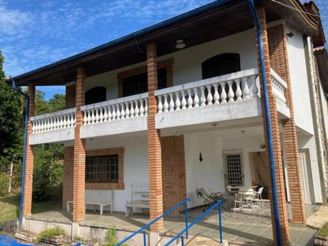 Linda Chácara de 3000m² com Casa Sobrado, Piscina, e Pomar ? Porteira Fechada em Aracoiaba da Serra