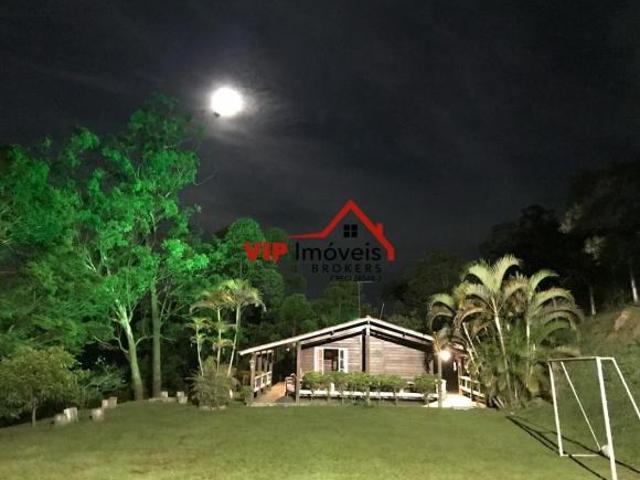Linda chacara em meio a Natureza