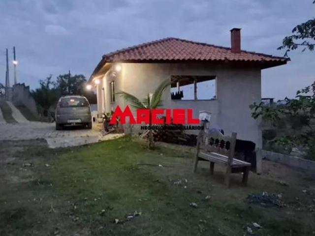Linda chacara em caçapava, com piscina, com dois quartos, sala,cozinha,área gurme