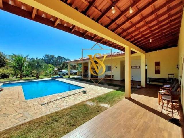 Linda chácara em condomínio fechado com vista privilegiada para o lago