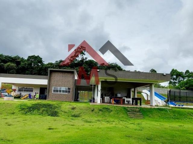 Linda chácara em condomínio na Castelo Branco!