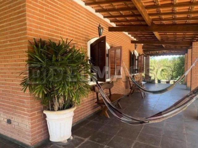 Linda chácara ideal para moradia ou lazer!