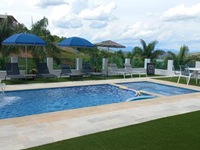 LINDA CHÁCARA, PÉ NA AGUA E VISTA PANORAMICA PARA A REPRESA, NO CONDOMÍNIO PARAISO DE IGARATA EM I