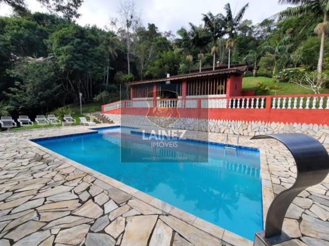 Linda Chacara, rica em Água.