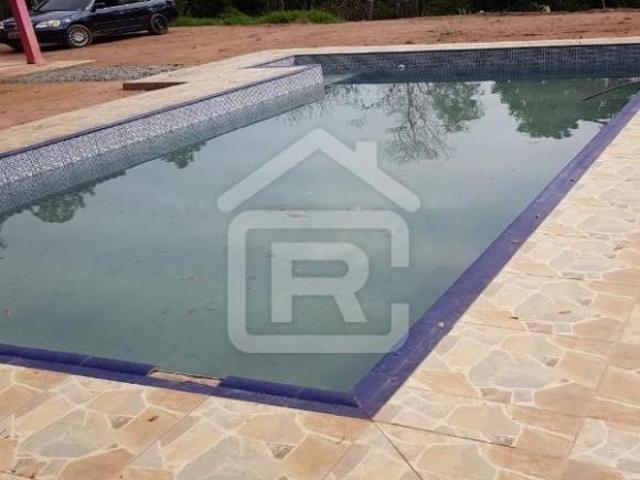 Linda chacara toda gramada com piscina