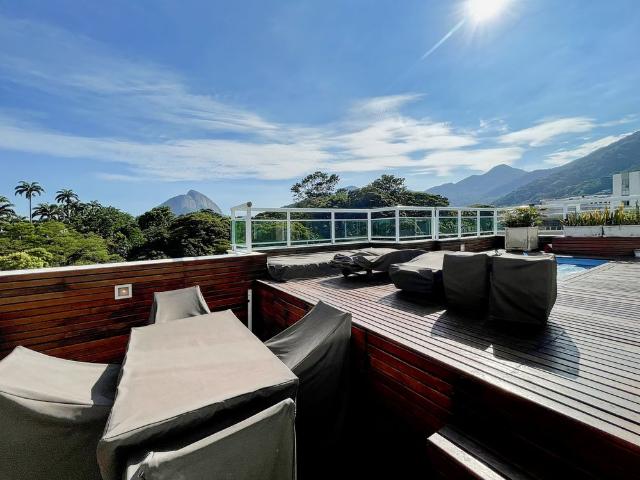 Linda cobertura com piscina e vista para Lagoa