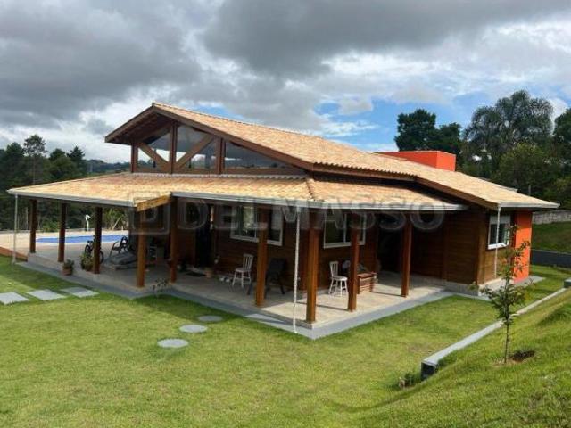 Linda e aconchegante casa de madeira em condomínio arborizado!