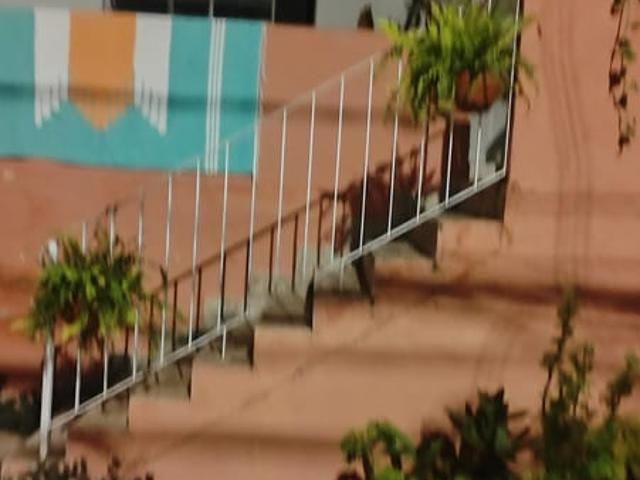 Linda e iluminada Edícula com banheiro privativo mobliada
