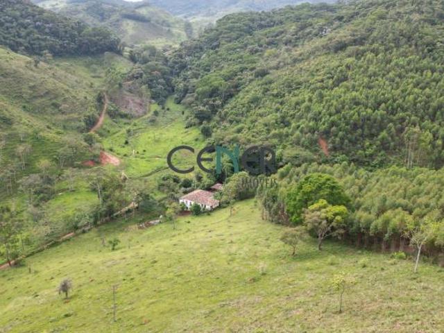 Linda Fazenda com Sede Centenária e Cachoeira à Venda em Lafaiete MG