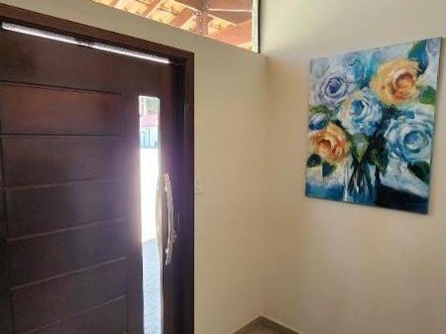 Linda, moderna, confortável e espaçosa casa térrea no Condomínio Teres Cristina. Localização privile