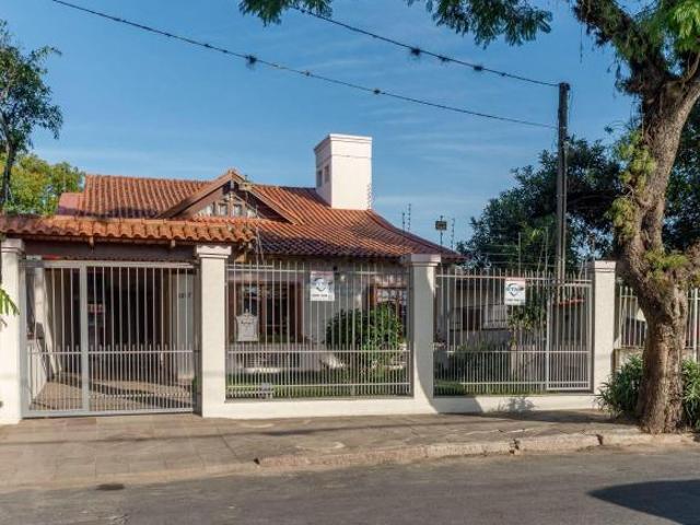 Linda Residência com 4 dormitórios no Bairro Tristeza