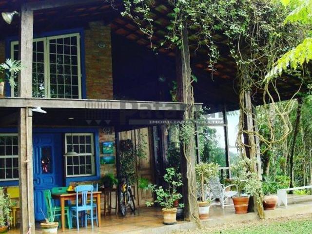 Linda Residência com 4 Dormitórios e 8 Vagas Tranquilidade e Conforto!