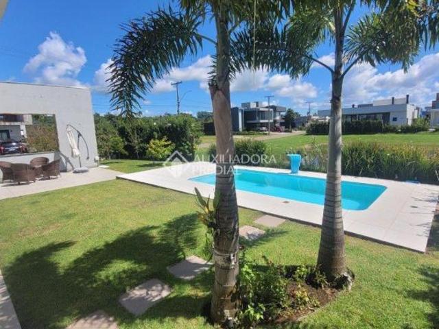 Linda residencia com 3 suítes e piscina privativa com linda vista no Reserva das águas em Torres