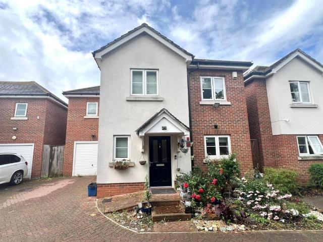 Lindale Close, Ilford IG4 5 bed detached house to rent £3,600 pcm £831 pw