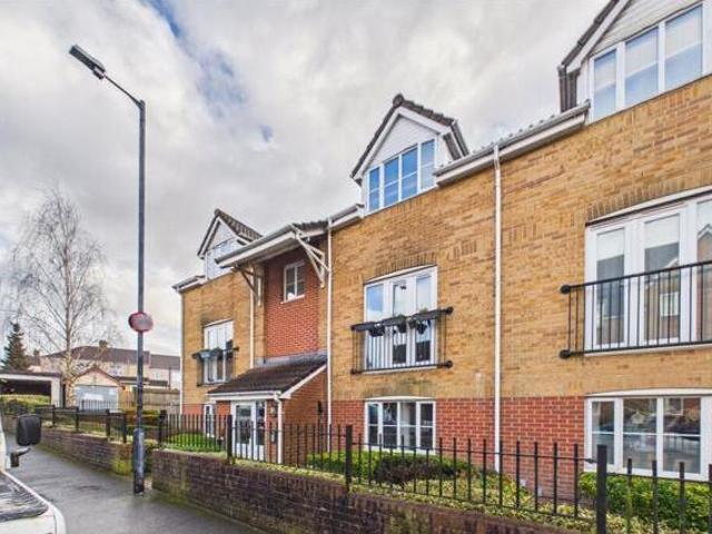 Linden Court, Kingswood, 2 Bedroom Apartment