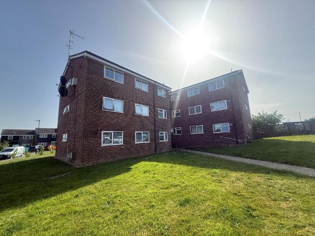 Linden Court, Petworth GU28, 2 bed flat to rent, £1,250 pcm | PrimeLocation