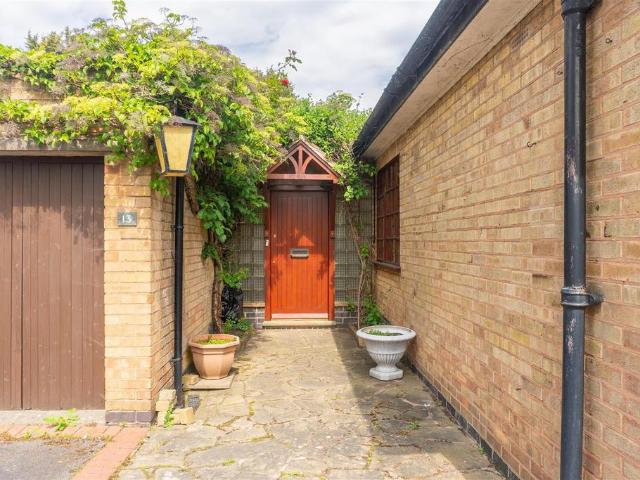 Linden Avenue, Countesthorpe LE8 3 bed detached bungalow to rent £1,425 pcm £329 pw