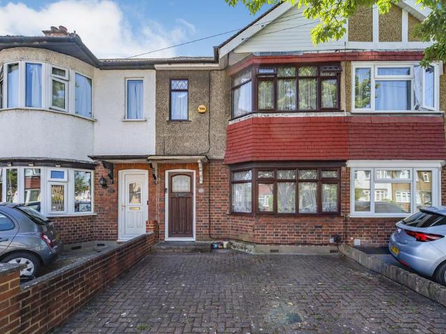 Linden Avenue, Ruislip, HA4 2 bed terraced house to rent £2,100 pcm £485 pw