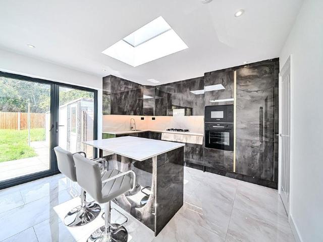 Linden Avenue, Ruislip, HA4 5 bed bungalow to rent £3,600 pcm £831 pw