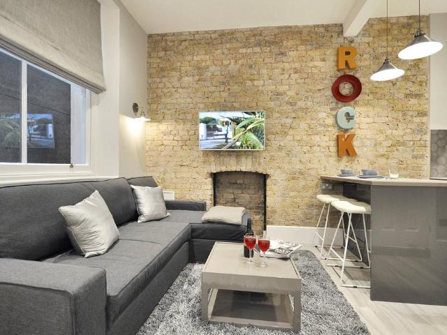 Linden Gardens, London W2 Studio to rent £3,445 pcm £795 pw