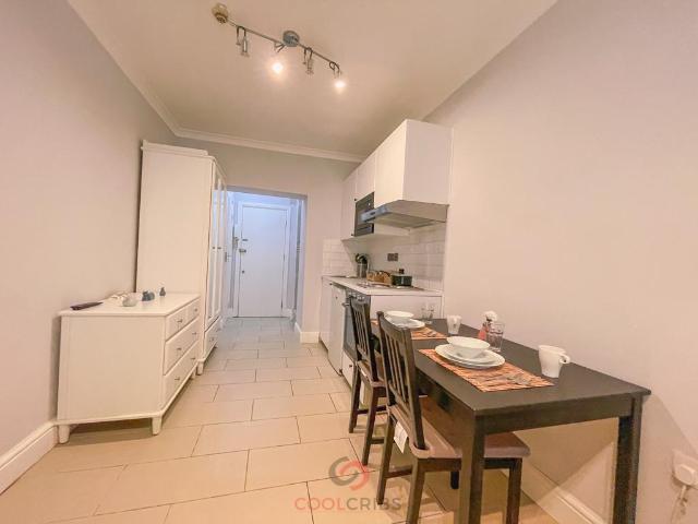 Linden Gardens, Notting Hill Gate. Studio to rent £1,517 pcm £350 pw