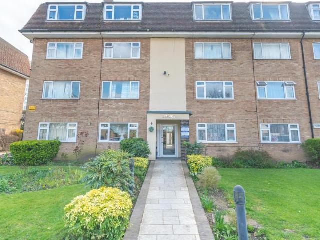 Linden Grove, New Malden KT3 3 bed apartment to rent £2,250 pcm £519 pw