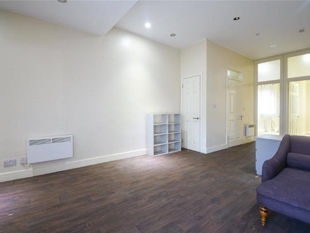 Linden Square, Uxbridge UB9 2 bed terraced house to rent £2,780 pcm £642 pw