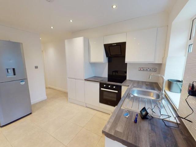 Linden Place, Epsom KT17 1 bed ground floor flat to rent £1,275 pcm £294 pw