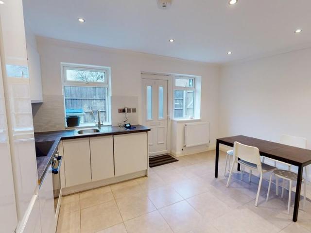 Linden Place, Epsom KT17 1 bed ground floor flat to rent £1,275 pcm £294 pw