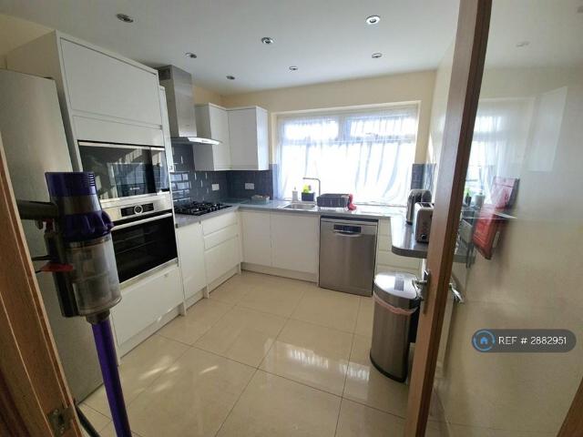 Linden Way, London, N14 2 bed flat to rent £2,100 pcm £485 pw