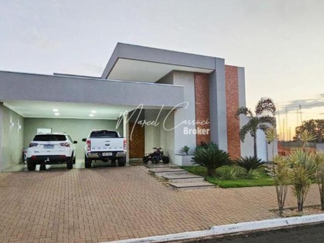Lindíssima casa à venda com 3 quartos, sendo 1 suíte, todos planejados e piscina com ilha, bar e aqu