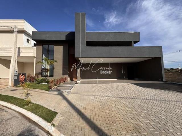 Lindíssima casa à venda, com 4 suítes, sendo 1 suíte máster com closet, cozinha Gourmet e piscina co