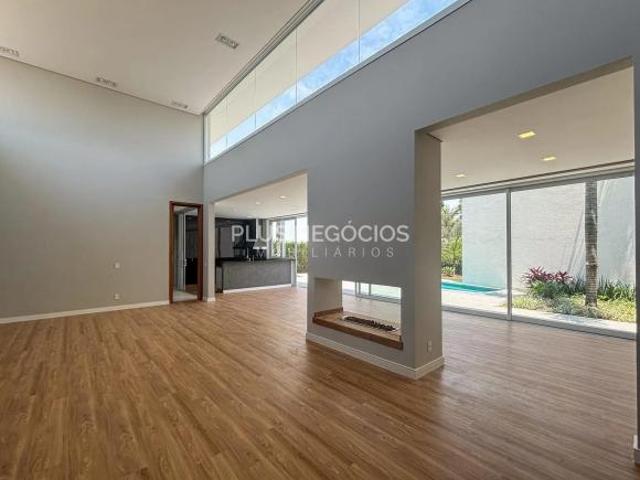 Lindíssima casa no condomínio Lago Azul Golfe clube em Araçoiaba da Serra. projeto atual com esquadr