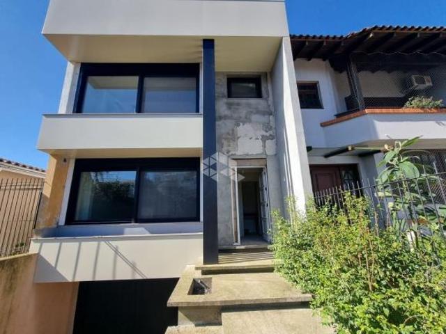 Lindíssima e ampla casa com 03 dormitórios 1 suíte, vista para o Guaíba e piscina