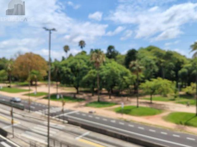 Lindo 2Dormitórios Dependência de Empregada Desocupado Sacada com Churrasqueira