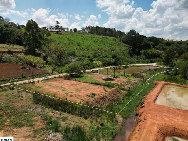 Lindo Terreno banhado por córrego e lago em Pinhalzinho, Interior de São Paulo