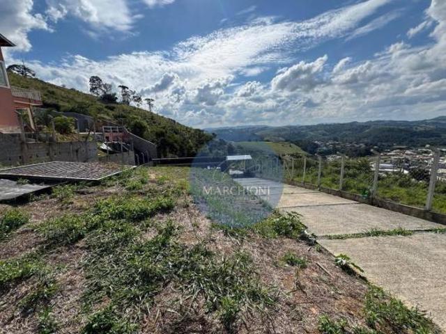 Lindo terreno com casa secundária ao fundo