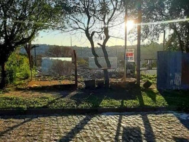 LINDO TERRENO DE ESQUINA EM ZONA RESIDENCIAL COM BELAS MORADIAS BARBADA
