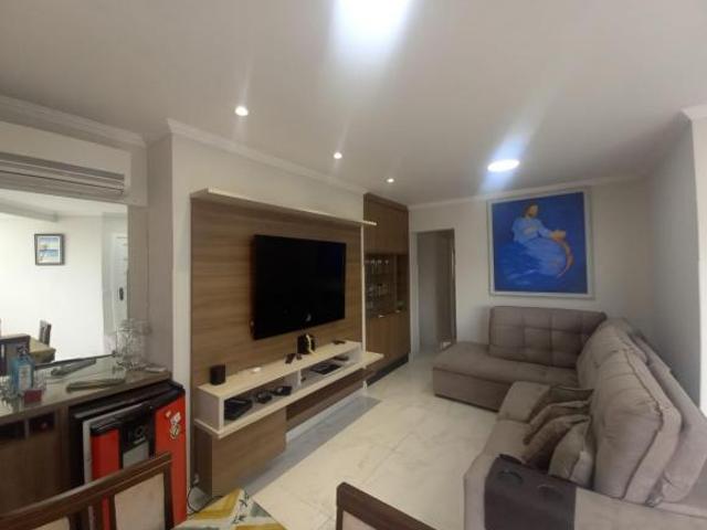 Lindo apartamento 3 dormitórios todo reformado vista ao mar