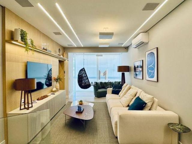 Lindo Apartamento à venda no calçadão da praia das Pitangueiras em Guarujá Mar Imóveis Prime